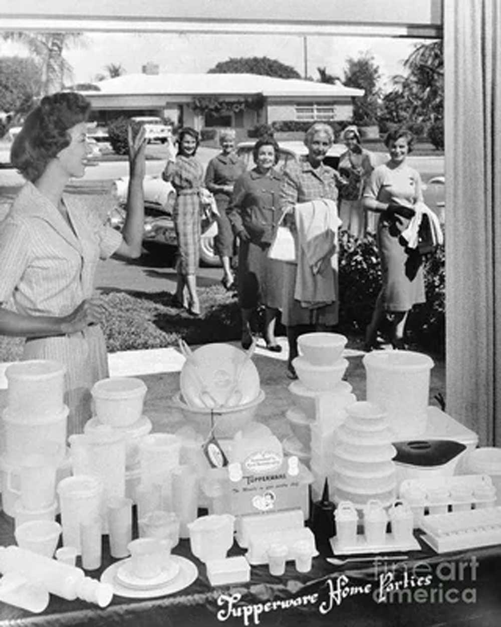 14 Photos of 1950s Tupperware Parties