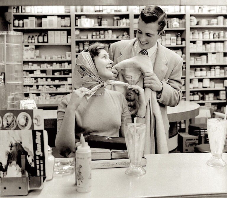 19 Vintage Photos That Capture Couples on Their First Date